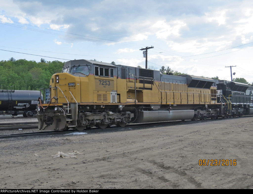 NS 7253, still in UP paint